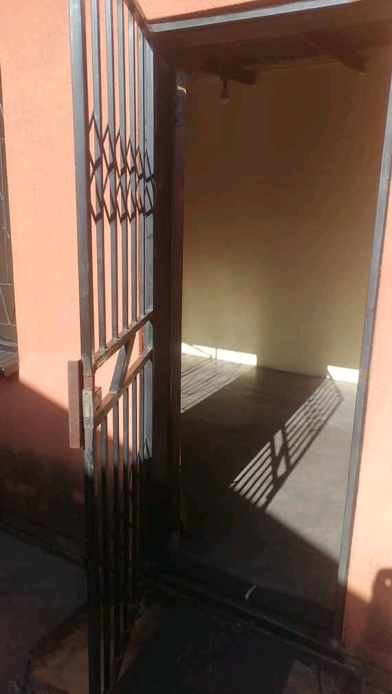 Room available moriting section r1200 2min t in Tembisa, Gauteng africa ...